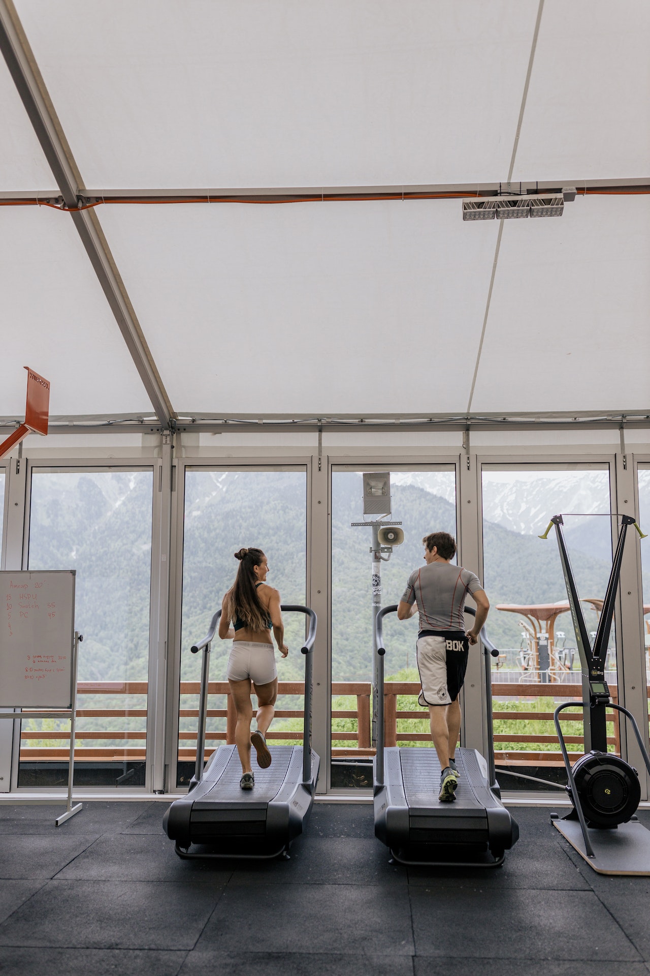 How To Attract A Woman In The Gym (9 Super Effective Tips) - Truly Sigma